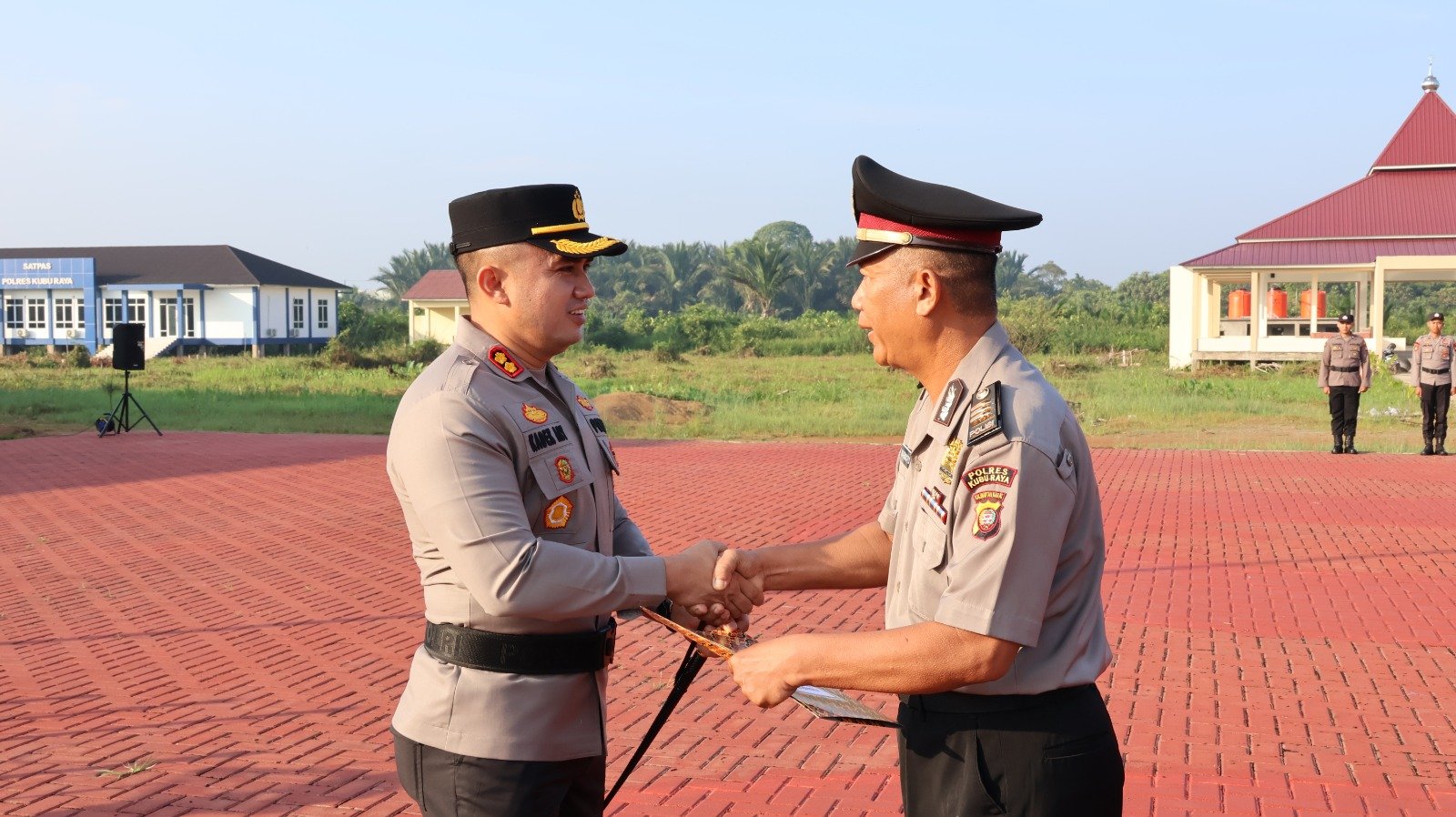 AKP Marwoto Terima Kenaikan Pangkat Pengabdian di Akhir Tugas - TB NEWS POLRES KUBU RAYA